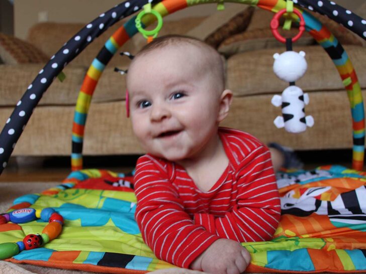 7 Best Baby Travel Play Mats (parents will LOVE to travel with)